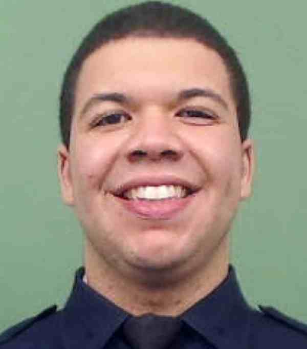 Officers Shot in Harlem, 1 Killed, New Mayor Jumps to Guns